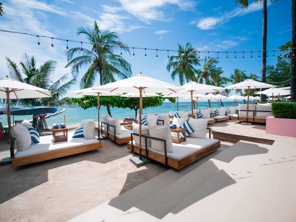 The Beach Club Bar in Pattaya | Enjoy Drinks & Relax