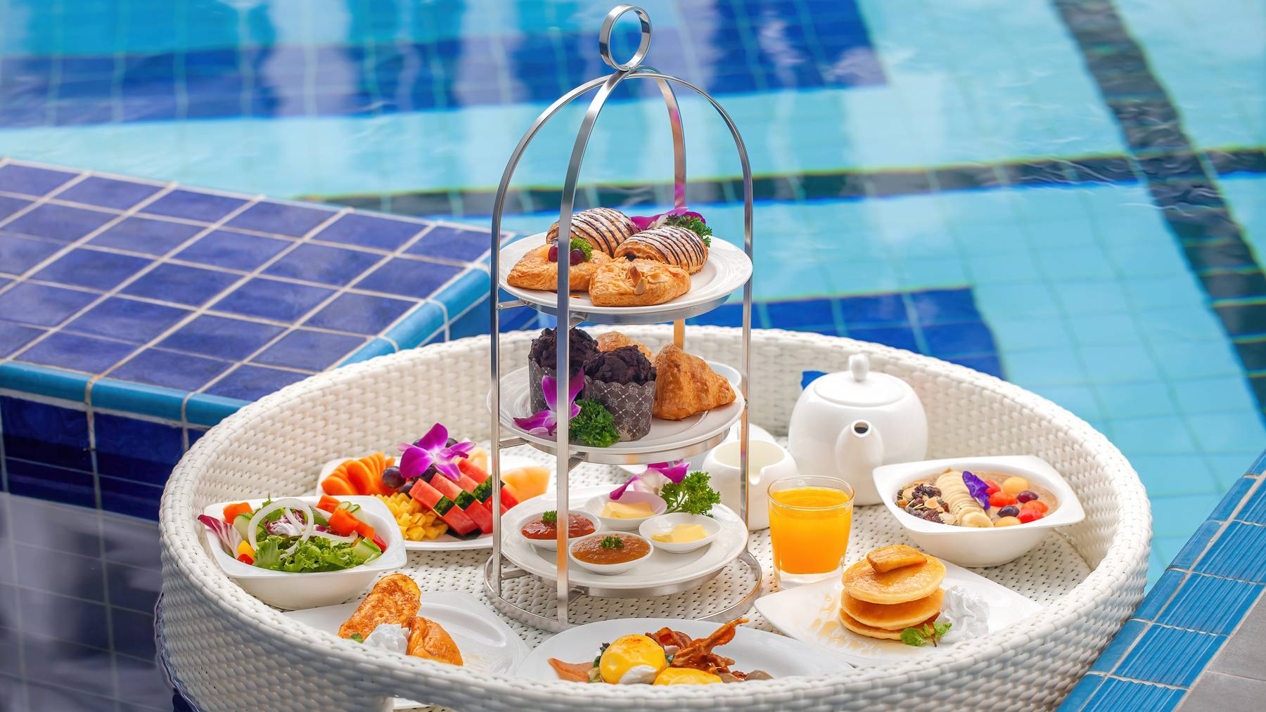 Movenpick Myth Hotel Patong Phuket - THE MYTH FLOATING BREAKFAST EXPERIENCE