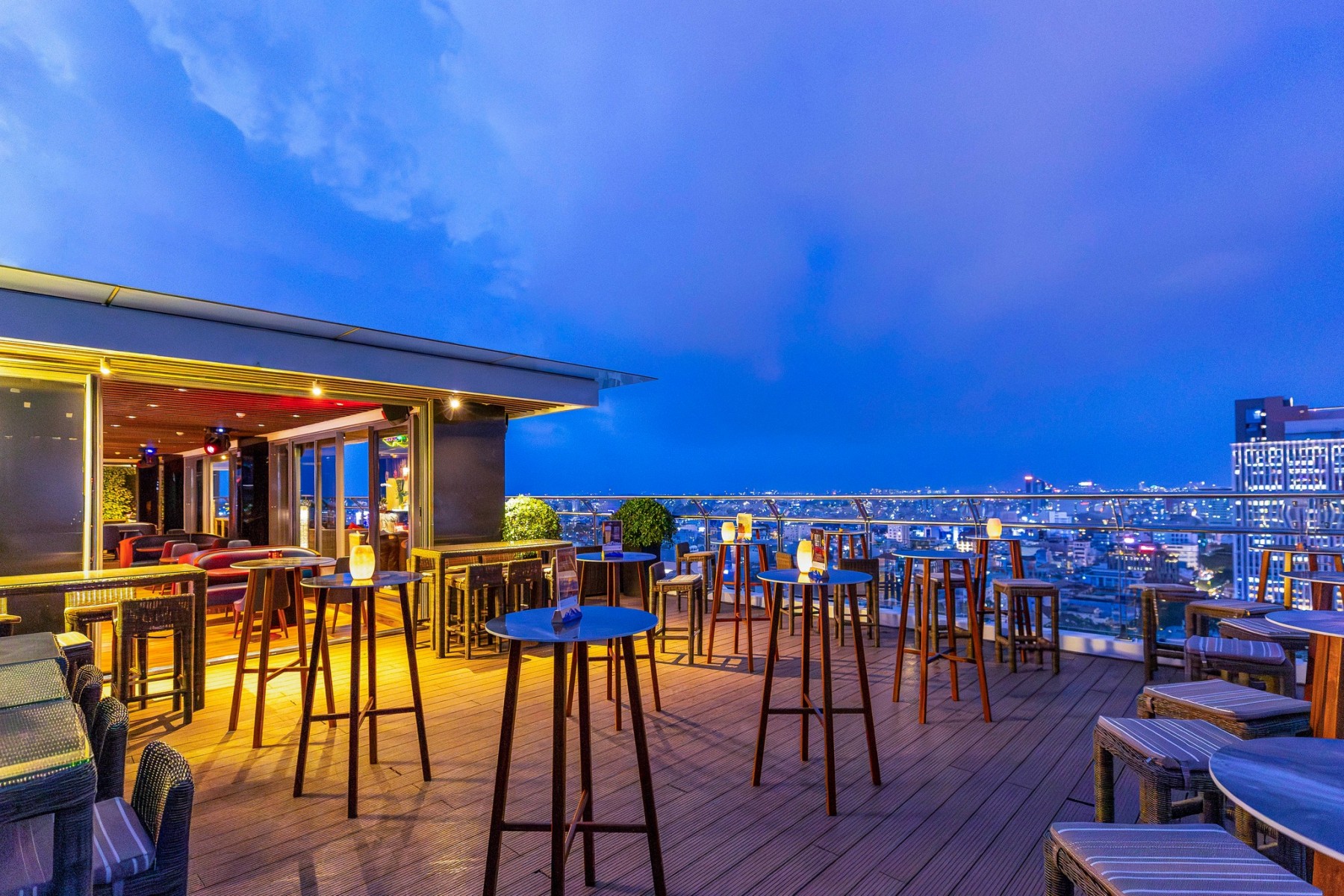 On Top Bar - Stunning Views Of Saigon Skyline | Novotel Saigon Centre