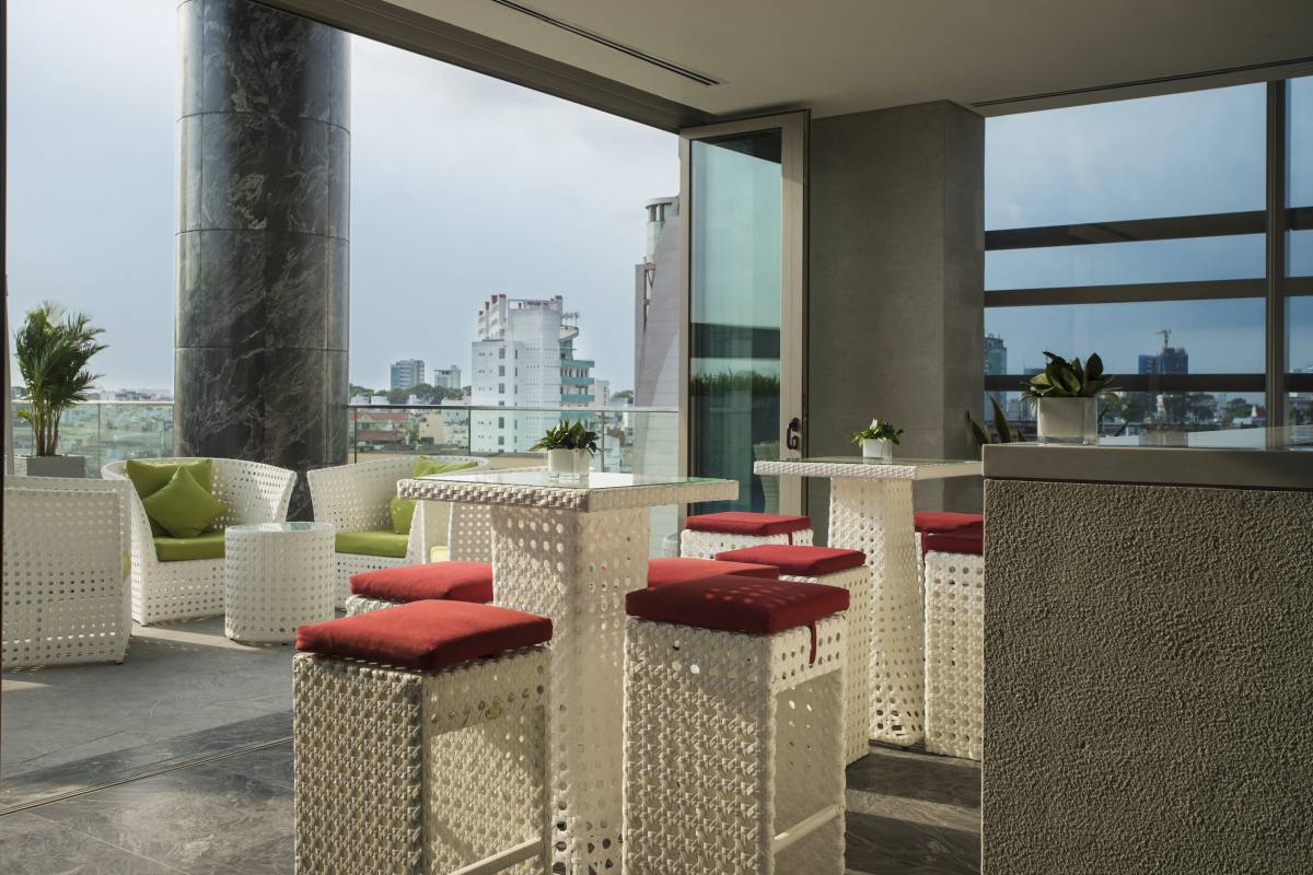 Pullman Saigon Centre - Pool Bar