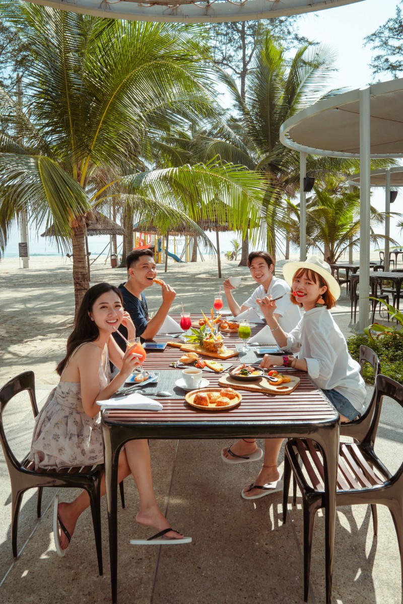 Pullman Danang Beach Resort - Azure Beach Lounge Launches New Menu