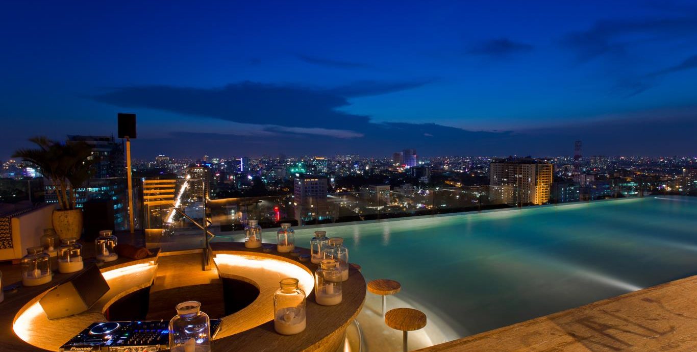 Rooftop Pool Bar Soak Up Summer At These Chic New England Rooftop