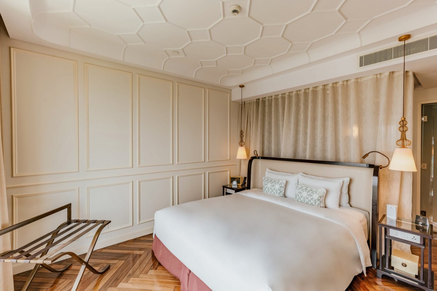 Sky Executive Grand Deluxe Room | Hotel Des Arts Saigon - MGallery